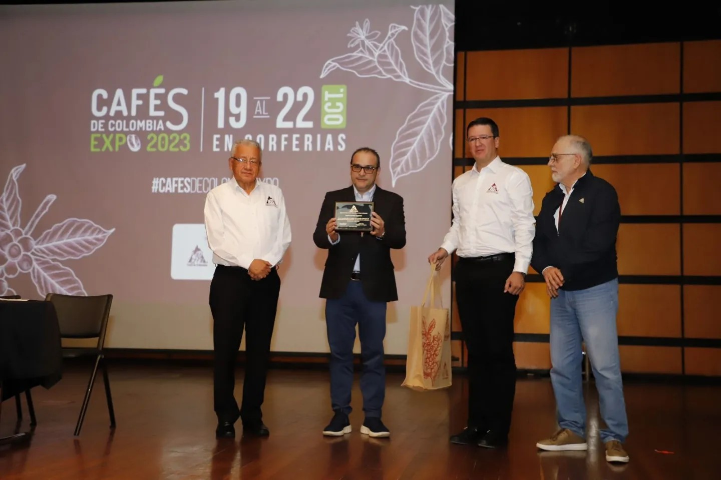 La Federación Nacional de Cafeteros de Colombia, exaltó al gobernador ...